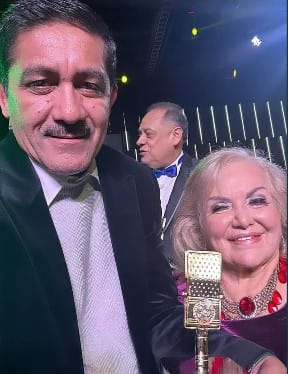 Recibe Enoc Hernández Cruz Micrófono de Oro que otorga la Asociación ...